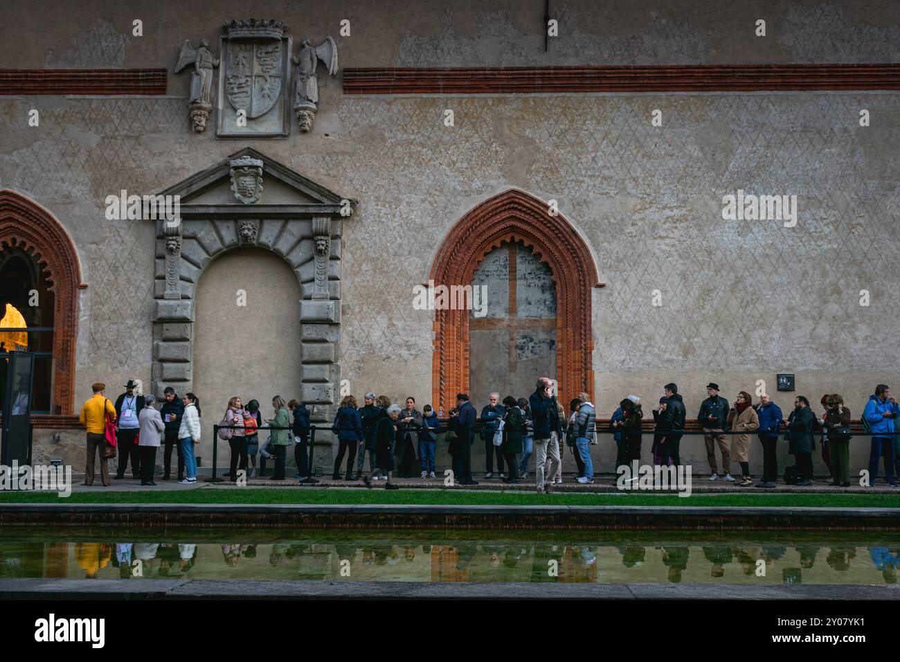 Queue outside museum hi-res stock photography and images - Alamy