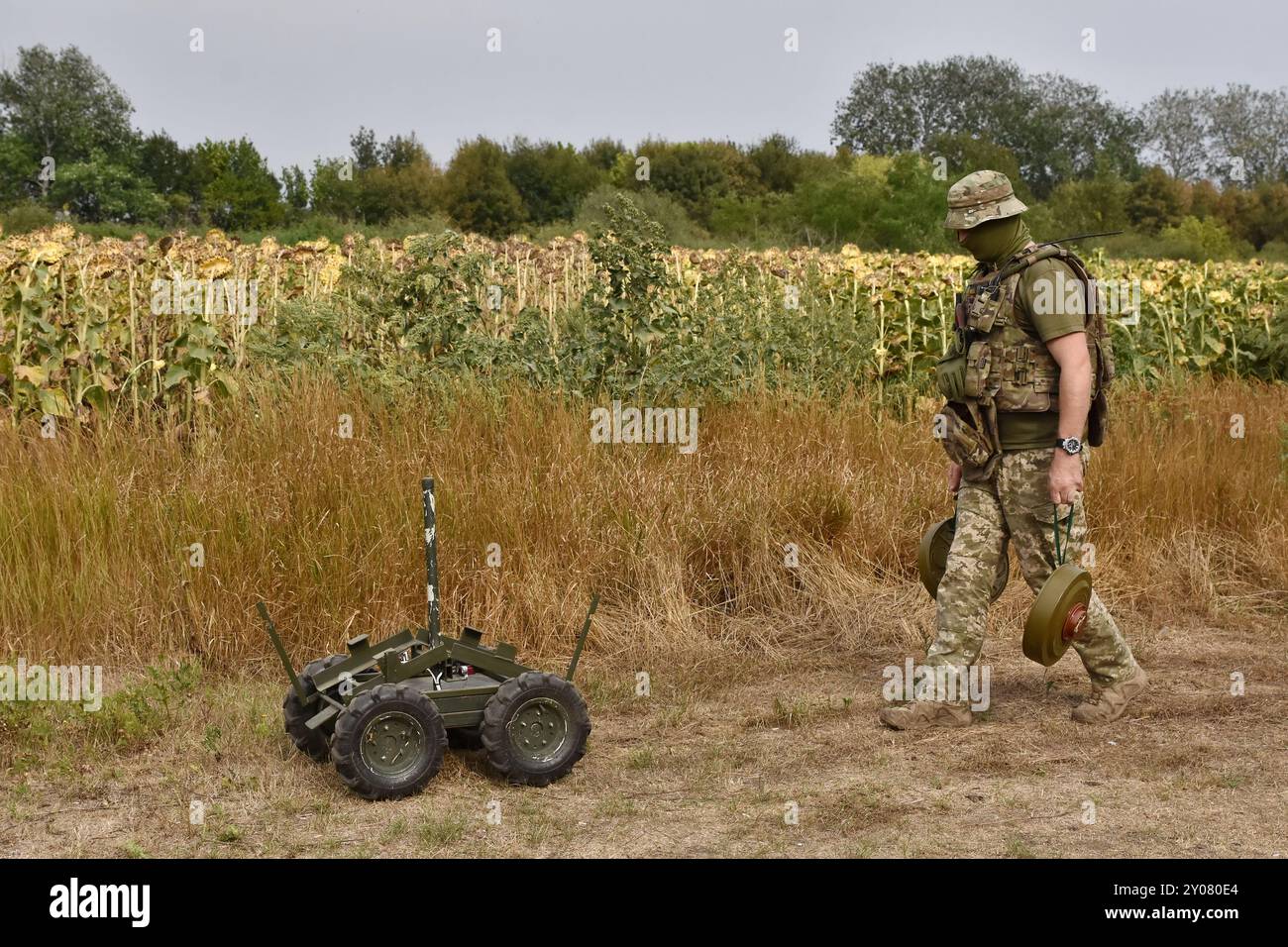 A Ukrainian serviceman of 65th Separate Mechanised brigade loads a ...