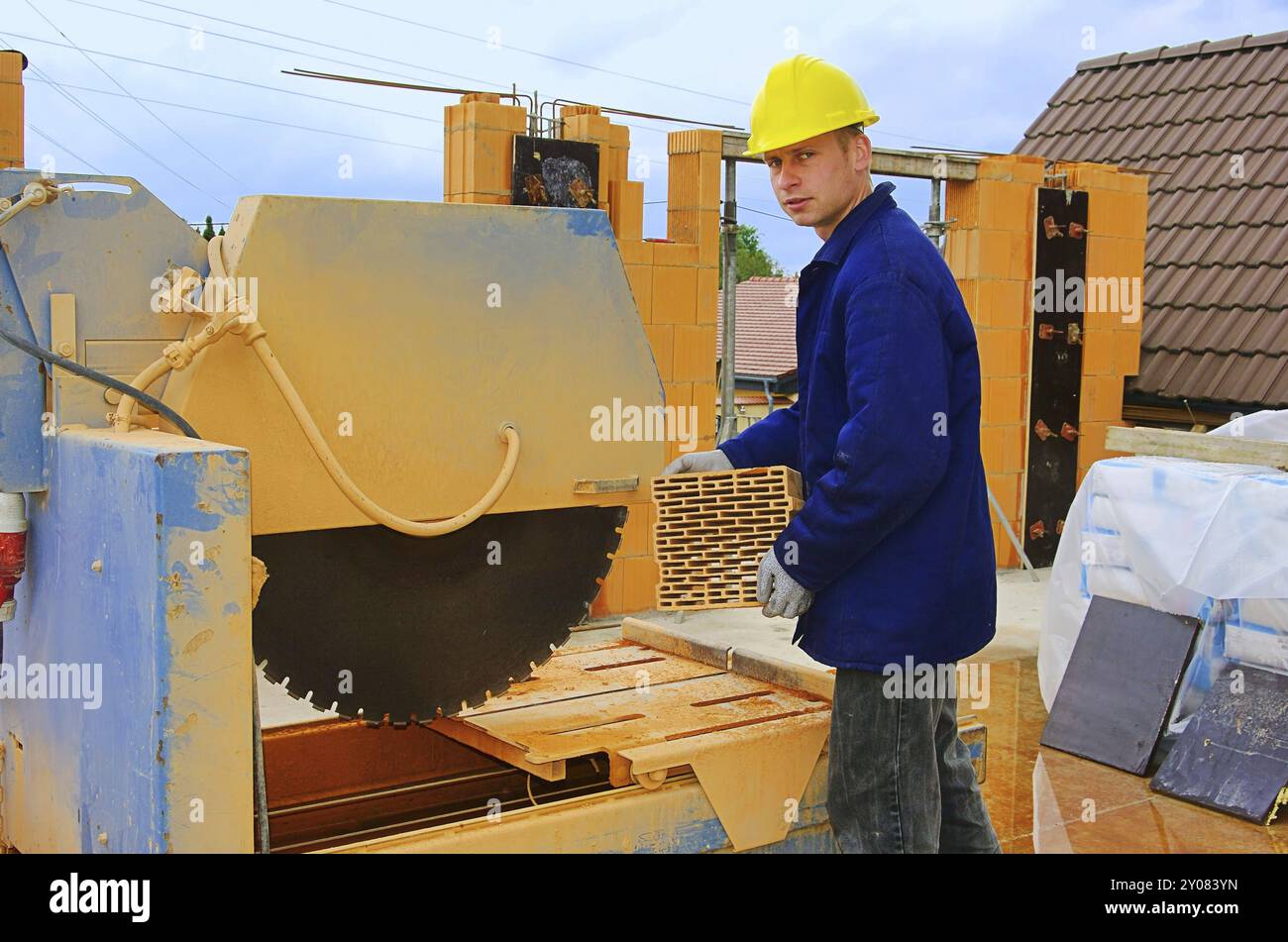 Worker saws stone circular hi-res stock photography and images - Alamy