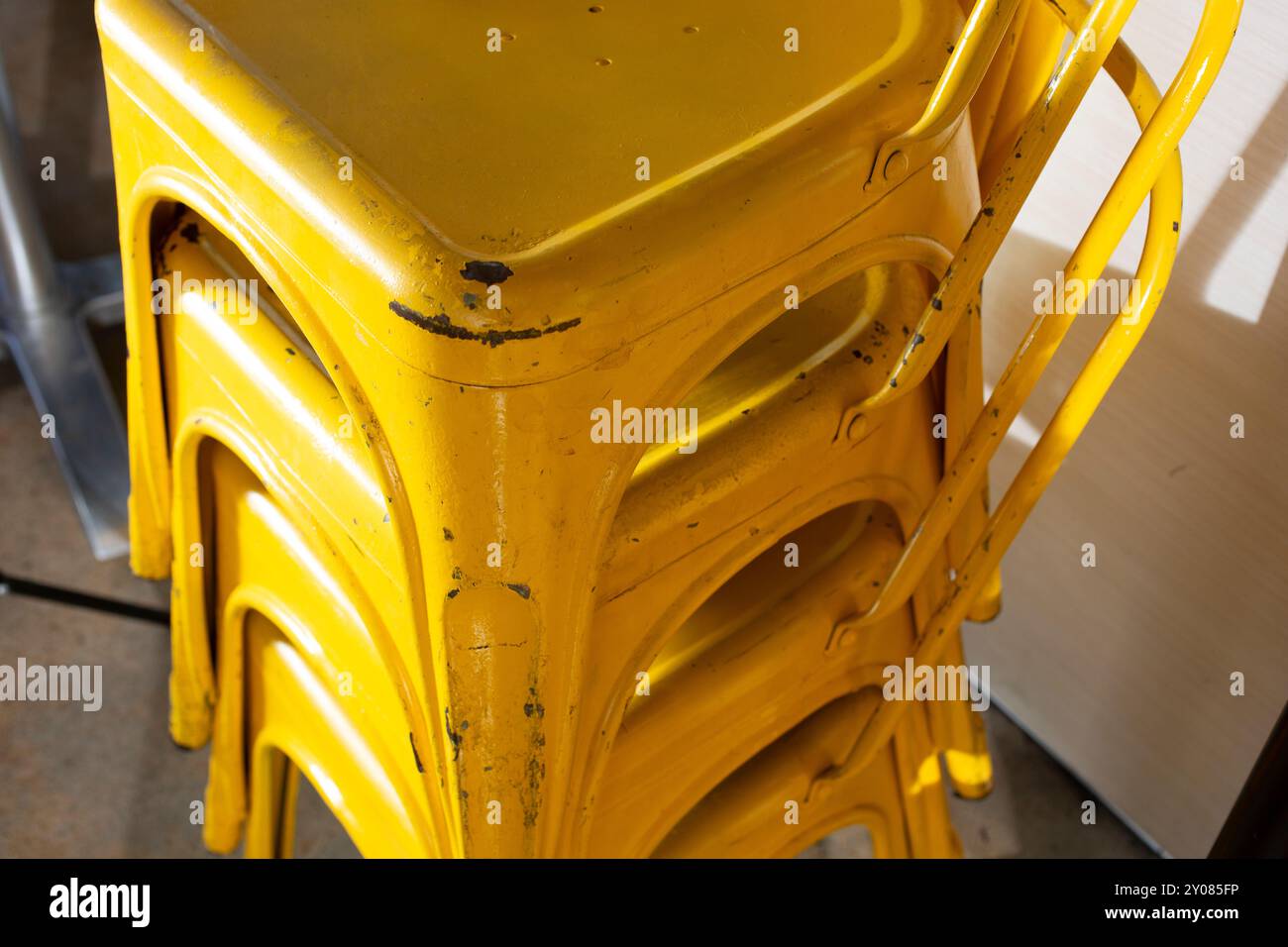 Retro metal chairs hi-res stock photography and images - Alamy