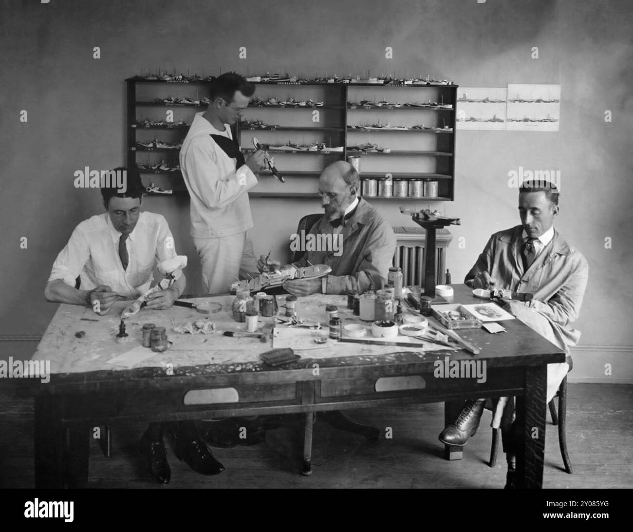 Artists of the Royal Academy of Arts applying dazzle camouflage paint ...