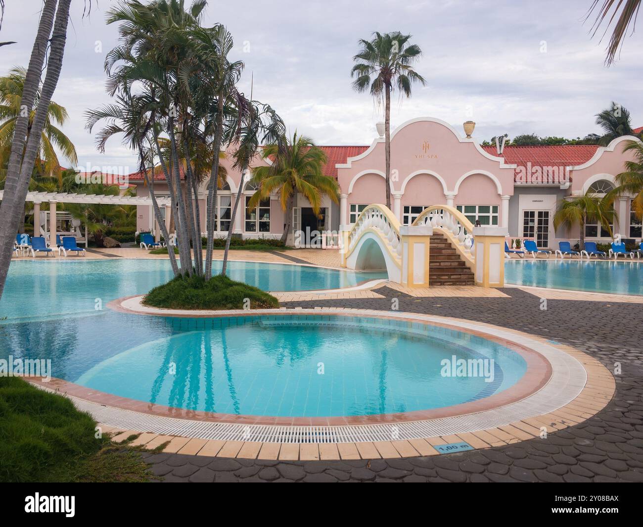 Empty swimming pool bad hotel caribbean hi-res stock photography and ...