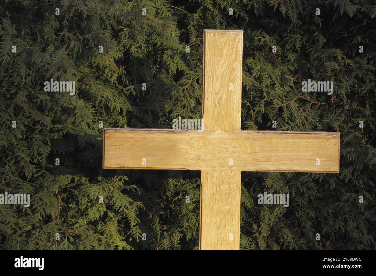 Simple wooden cross Stock Photo - Alamy