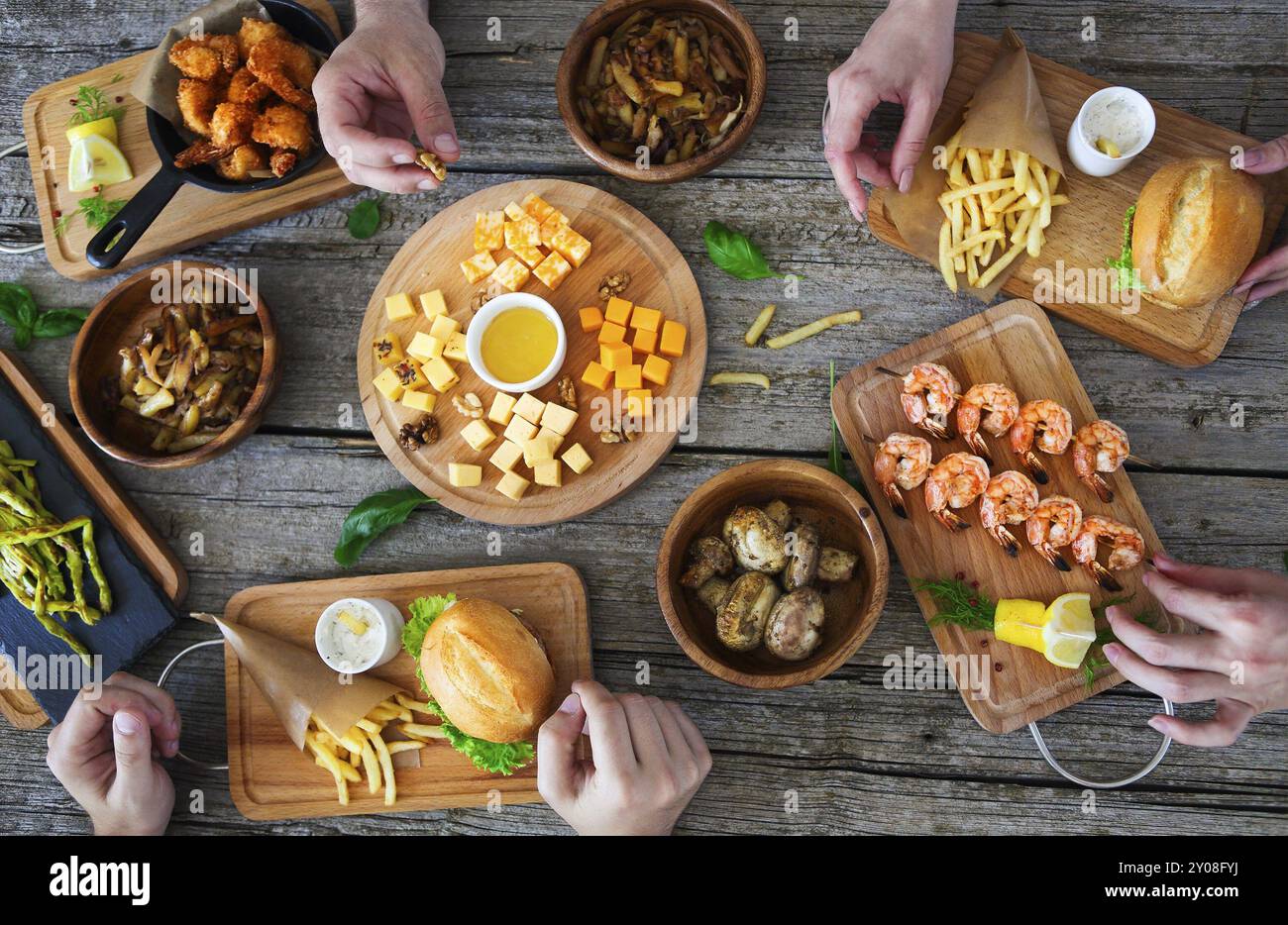 Birds eye view of people eating dinner hi-res stock photography and ...