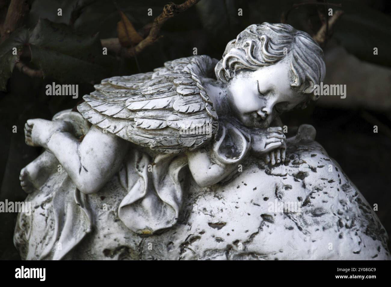 Angel figure on a grave Stock Photo - Alamy
