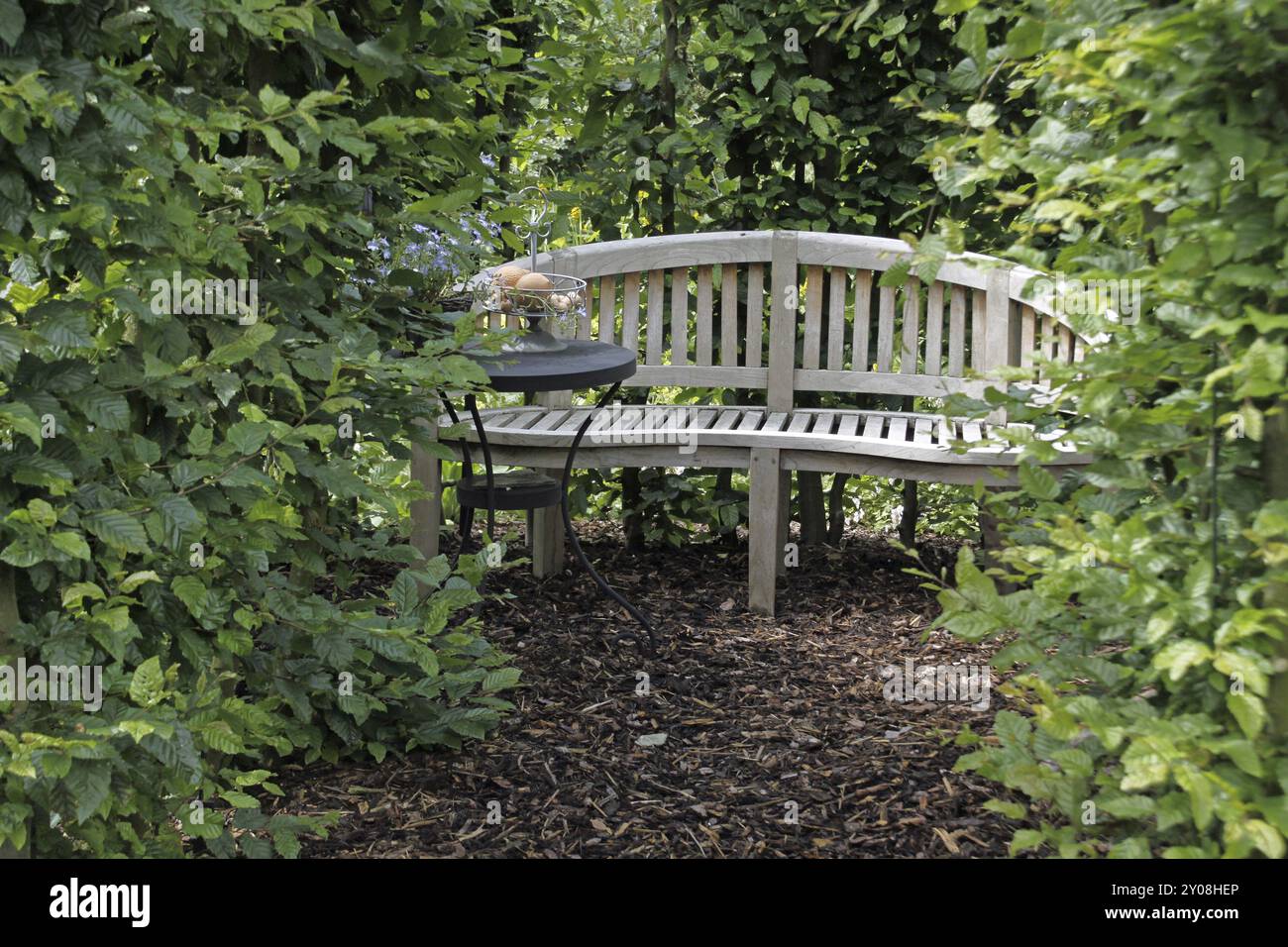 Hidden garden seating hi-res stock photography and images - Alamy
