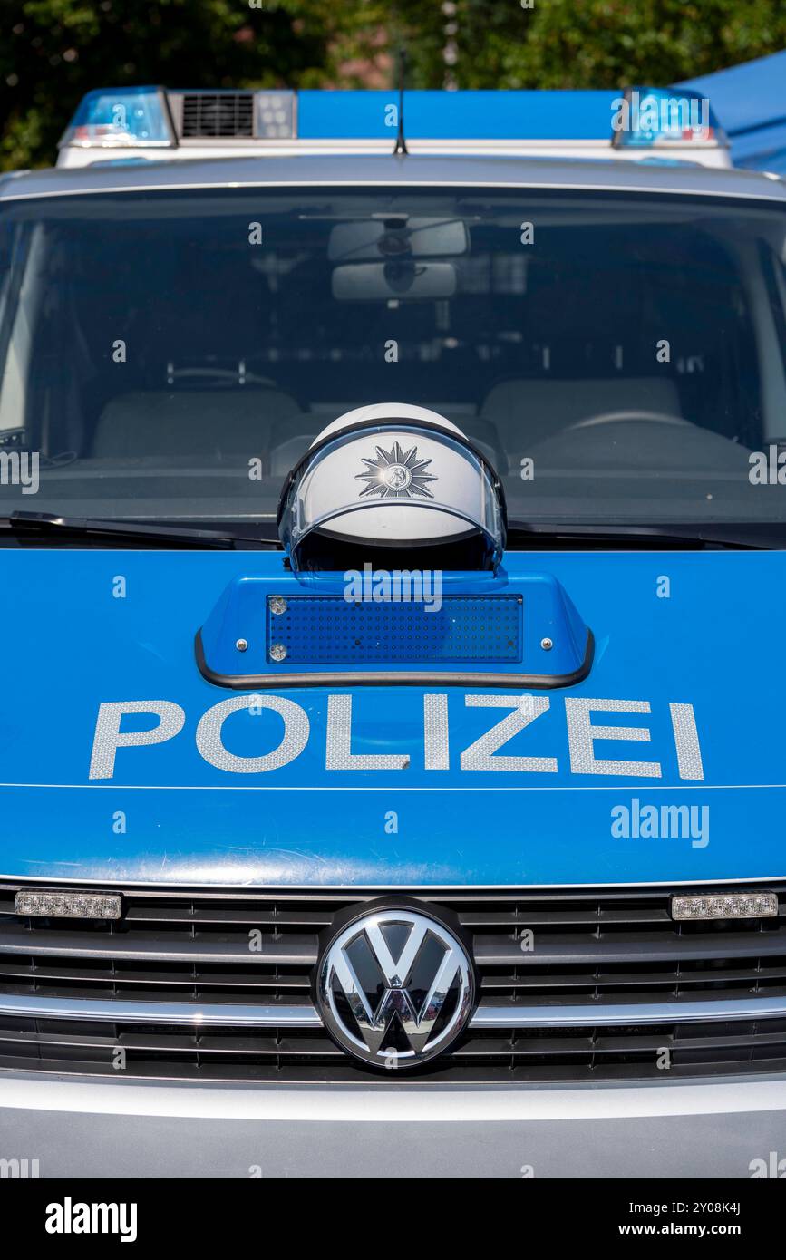 Polizei, Streifenwagen, Einsatzhelm liegt auf der Motorhaube, bei einer ...