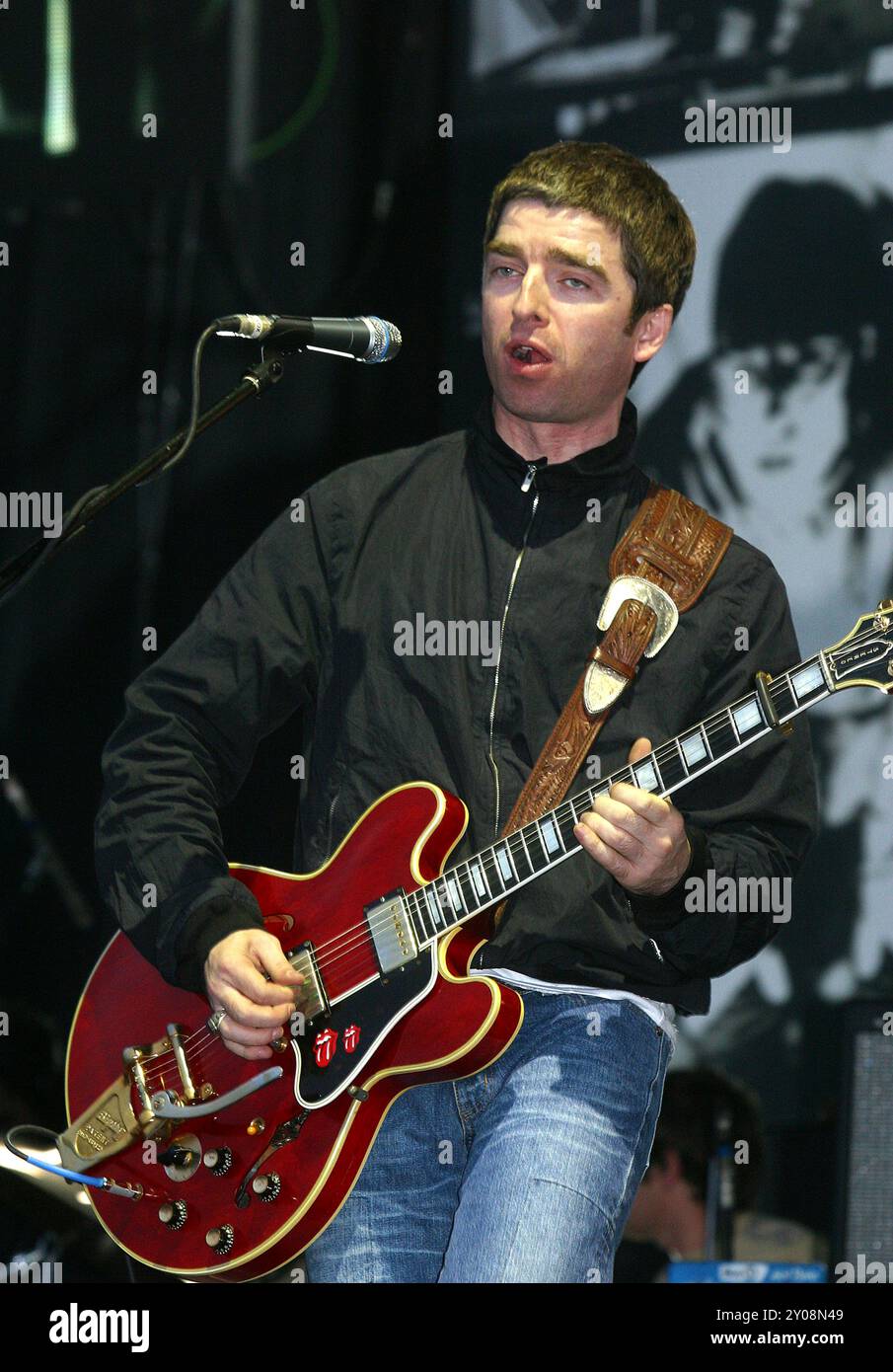 Oasis in concert at Finsbury Park,London 6th July 2002 Stock Photo - Alamy
