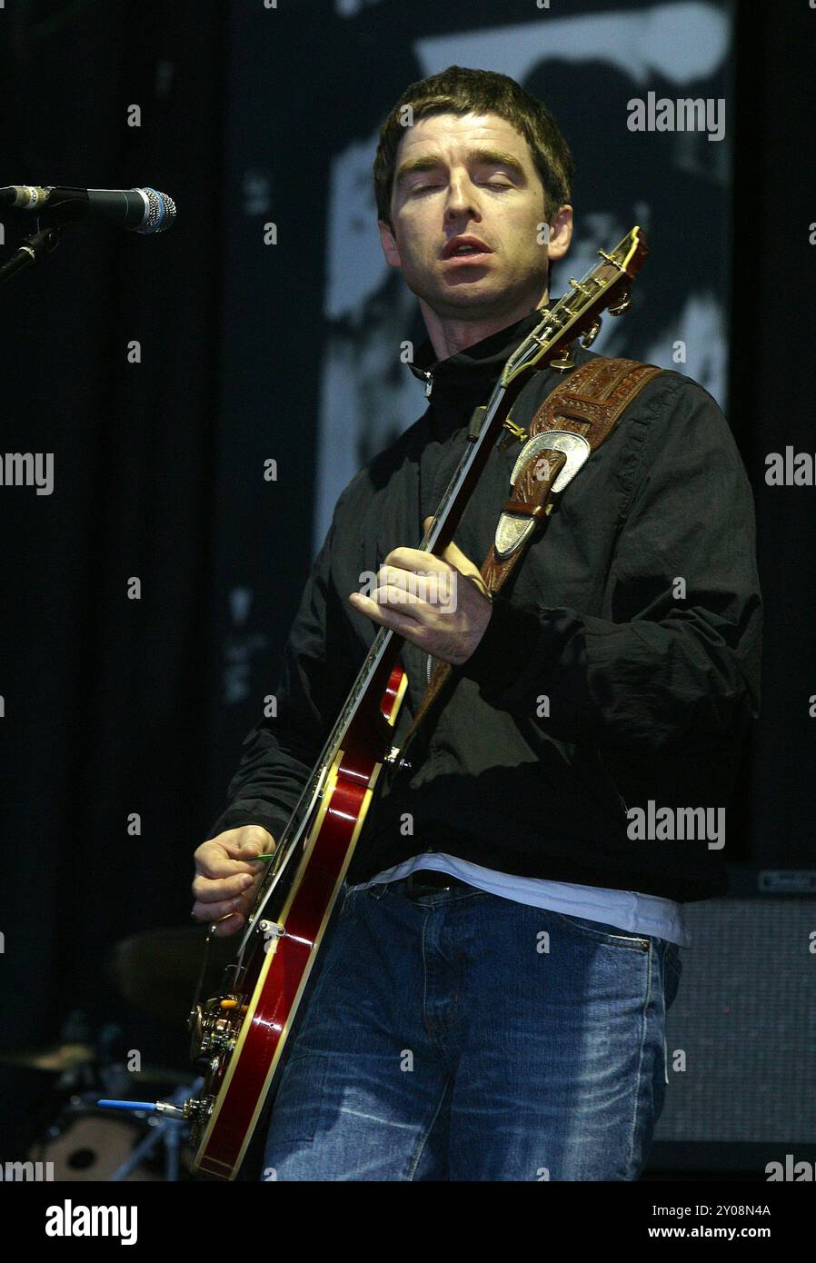 Oasis in concert at Finsbury Park,London 6th July 2002 Stock Photo - Alamy