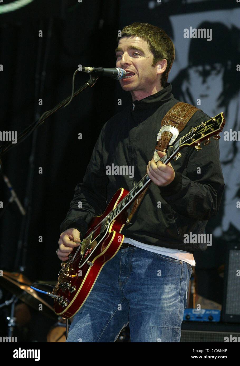 Oasis in concert at Finsbury Park,London 6th July 2002 Stock Photo - Alamy