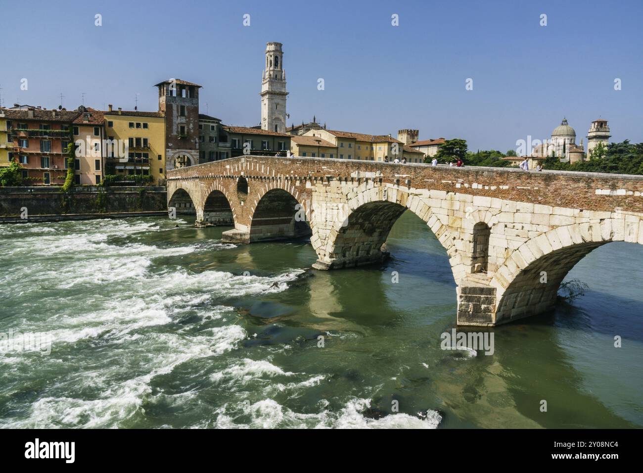 Puente de piedra sobre el rio Adige, -Pons Marmoreus-, Verona, patrimonio de la humanidad ...