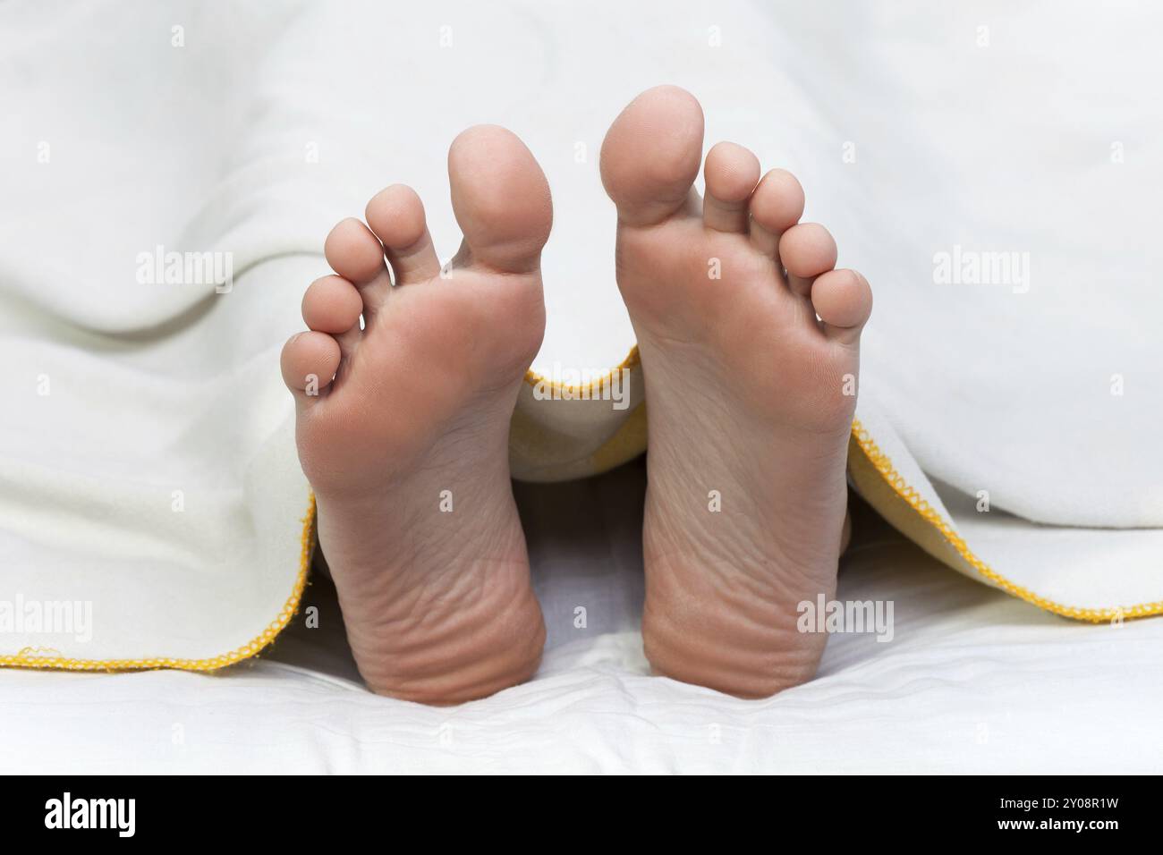 Dead body blanket hi-res stock photography and images - Alamy