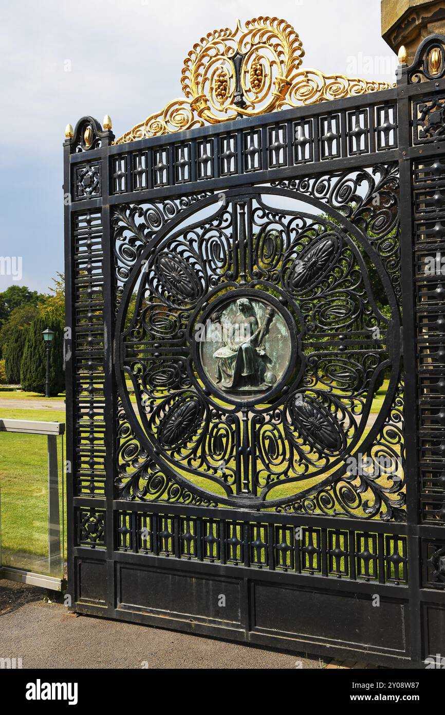Entrance gate to the Peace Palace with depiction of Amicitia ...