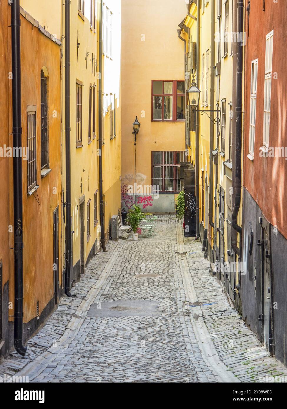 Narrow alleyway lined colored hi-res stock photography and images - Alamy