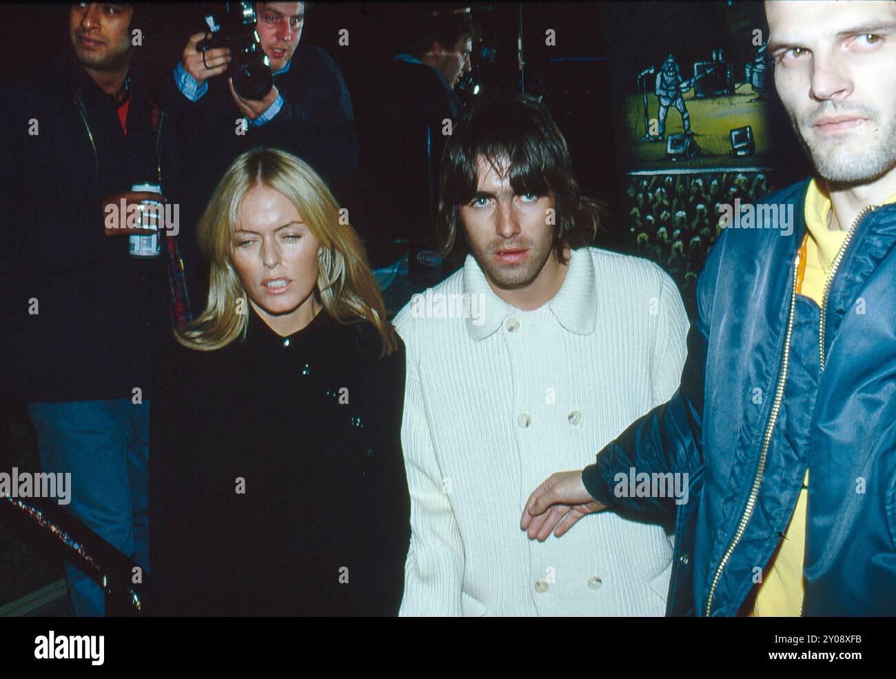 Oasis : Liam Gallagher and Patsy Kensit walking in Charing Cross Road ...