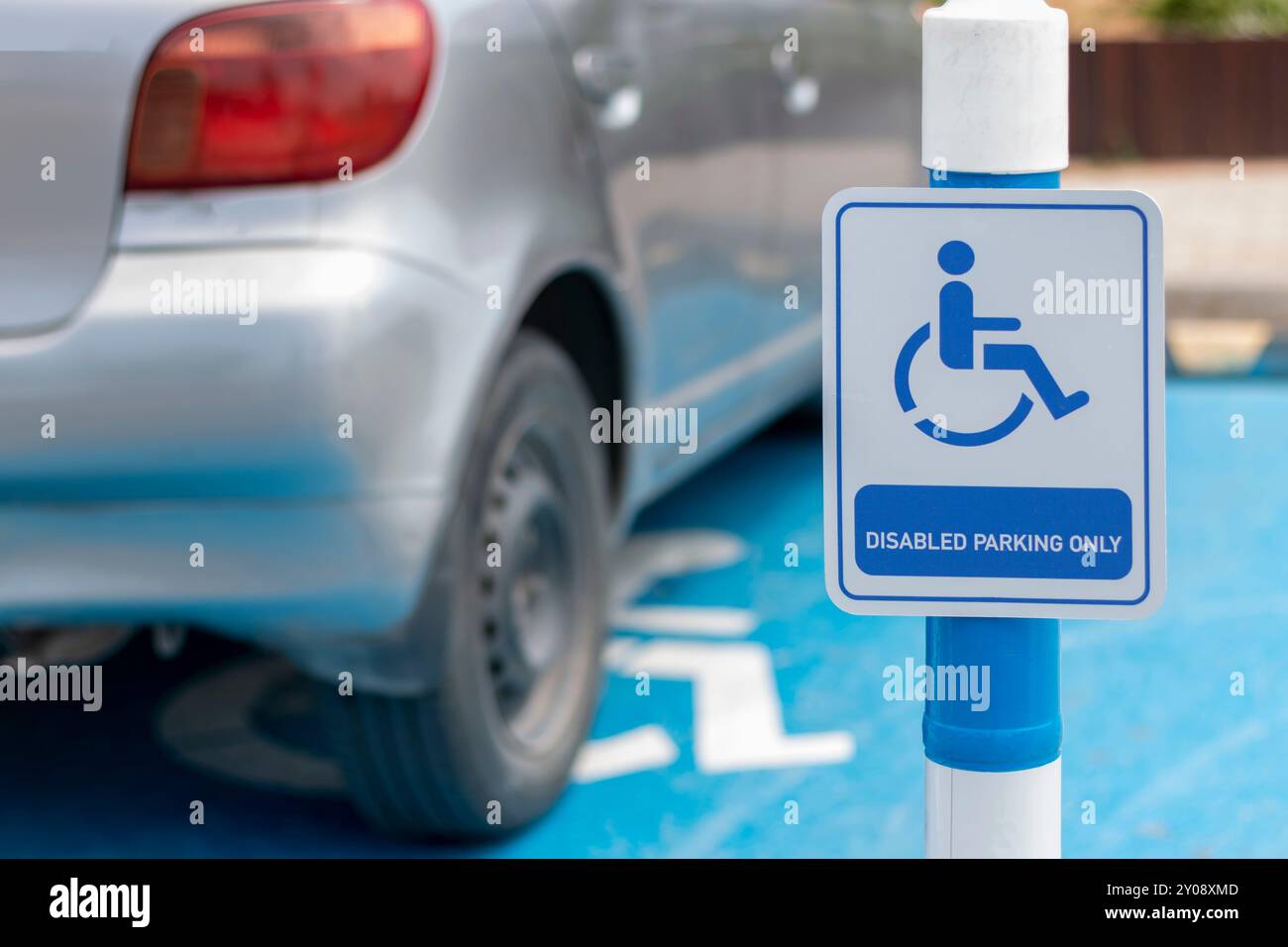 Wheelchair sign hi-res stock photography and images - Alamy