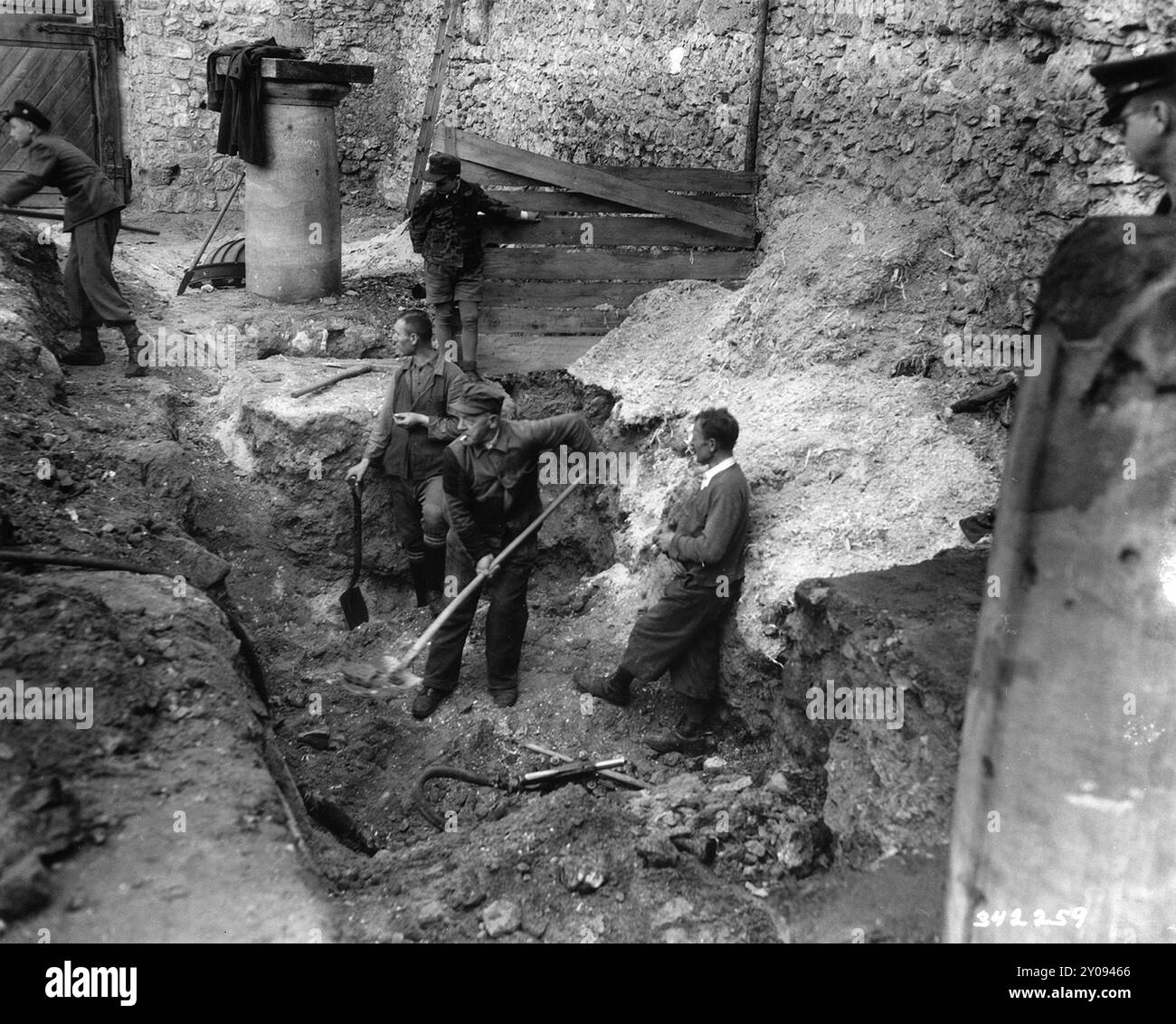 German laborers dig in the courtyard of the Veldenstein castle ...