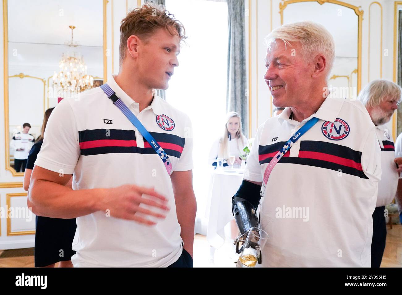 Paris 20240831. The swimmer Fredrik Solberg (left) in conversation with ...