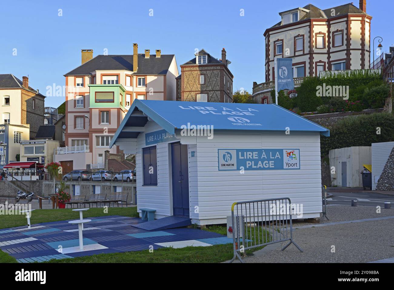 Reading point on the beach at Yport, Normandy Stock Photo - Alamy