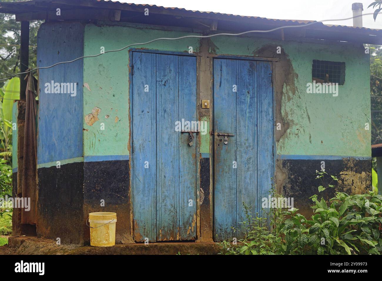 Small house hut in jungle of east Africa Stock Photo - Alamy
