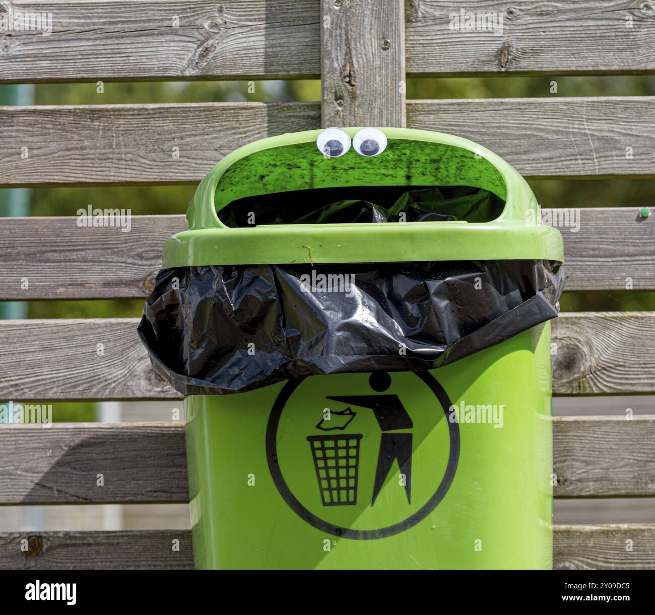 Googly eyes bin hi-res stock photography and images - Alamy