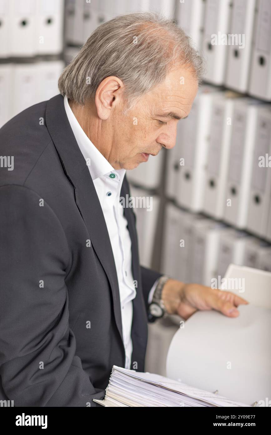 File folder man suit hi-res stock photography and images - Alamy