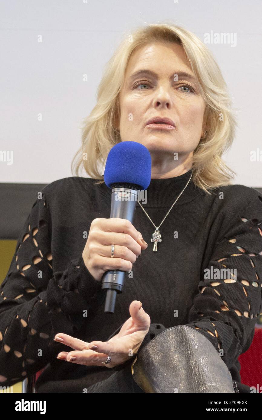 Womens state of origin crowd hi-res stock photography and images - Alamy