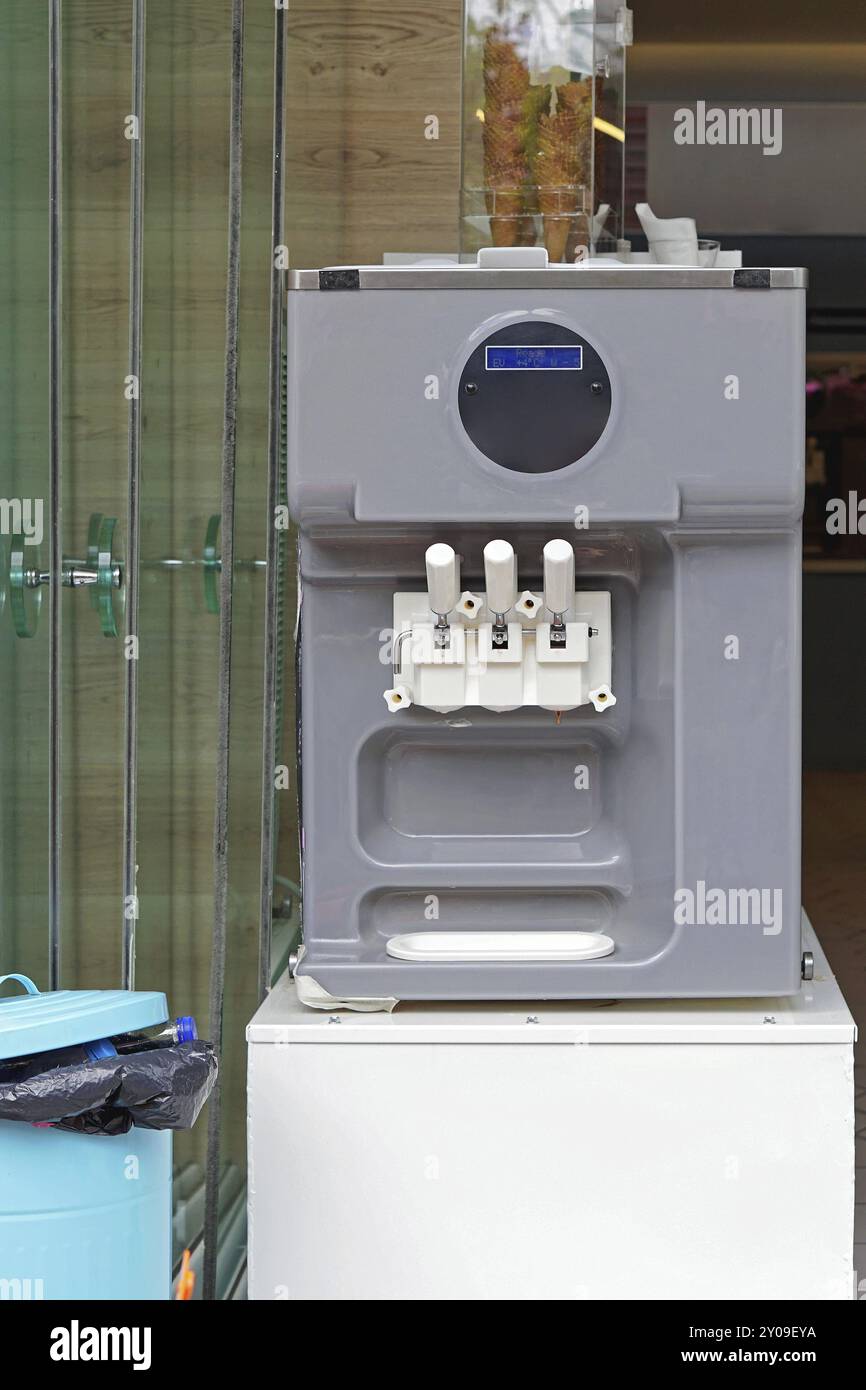 Soft ice cream machine hi-res stock photography and images - Alamy