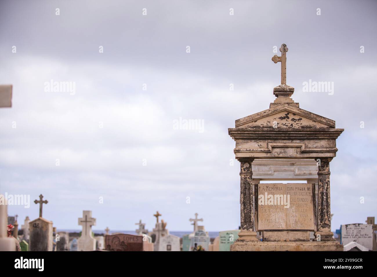 Cross on top gravestone hi-res stock photography and images - Alamy