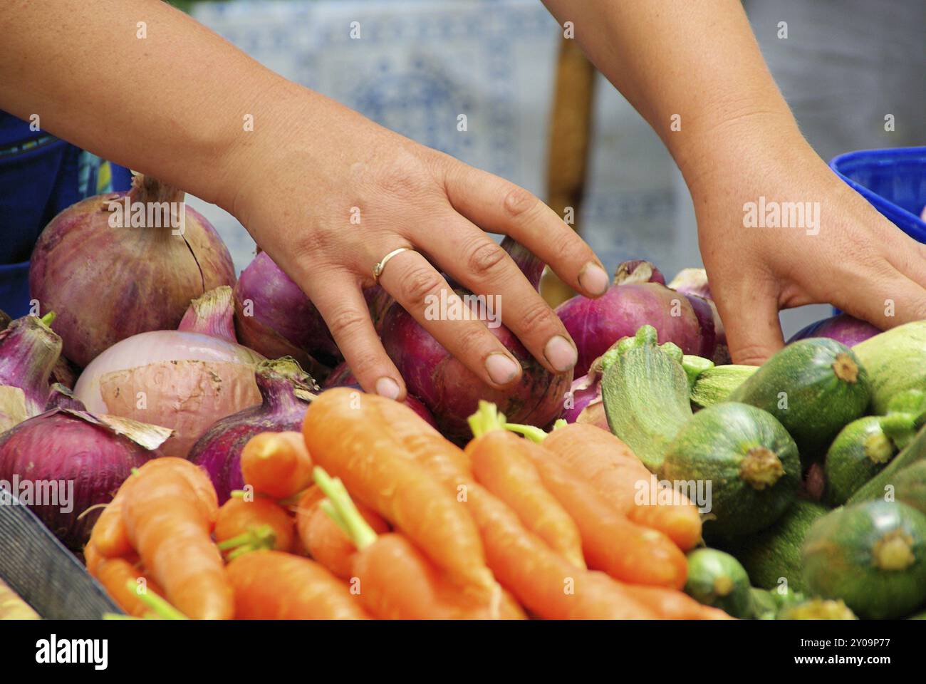 Stand selling vegetable carrots hi-res stock photography and images - Alamy