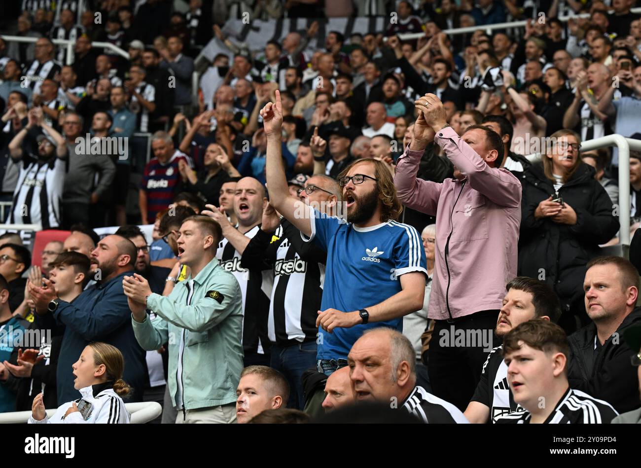 Newcastle united fans hi-res stock photography and images - Alamy
