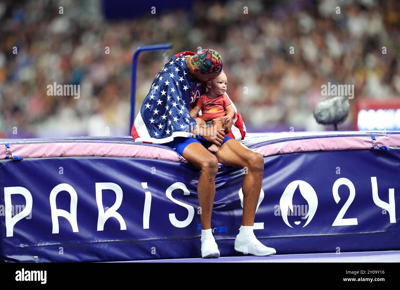 USA's Roderick Townsend celebrates with his child after winning gold in ...