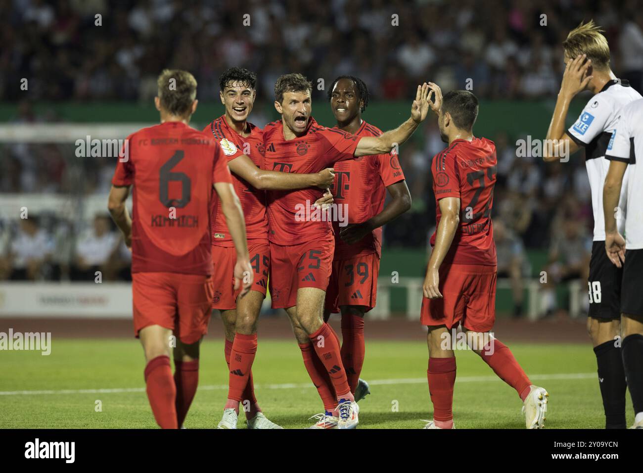 Football match, Thomas MUeLLER FC Bayern Munich centre celebrates ...