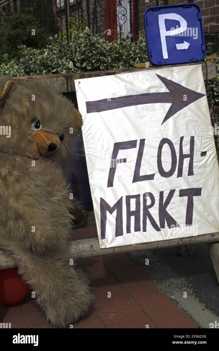 Flea market sign Stock Photo - Alamy