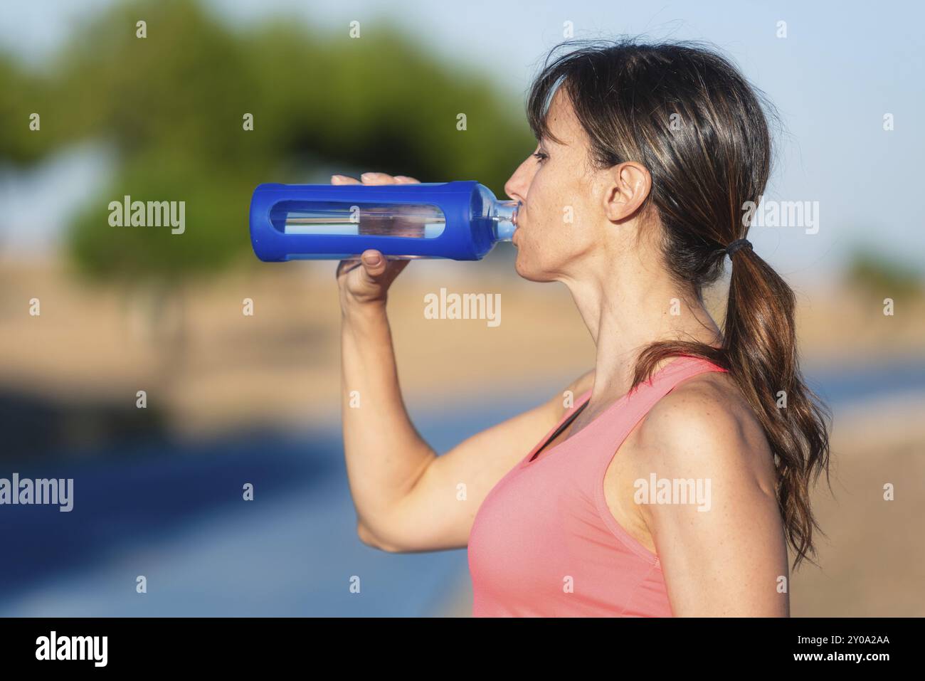Female runner drinks from bottle hi-res stock photography and images ...