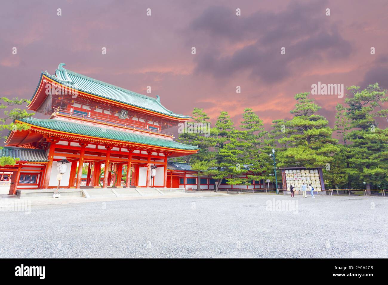 Angled red Tower Gate, Ro-Mon at the main outer chinowa-kuguri ...