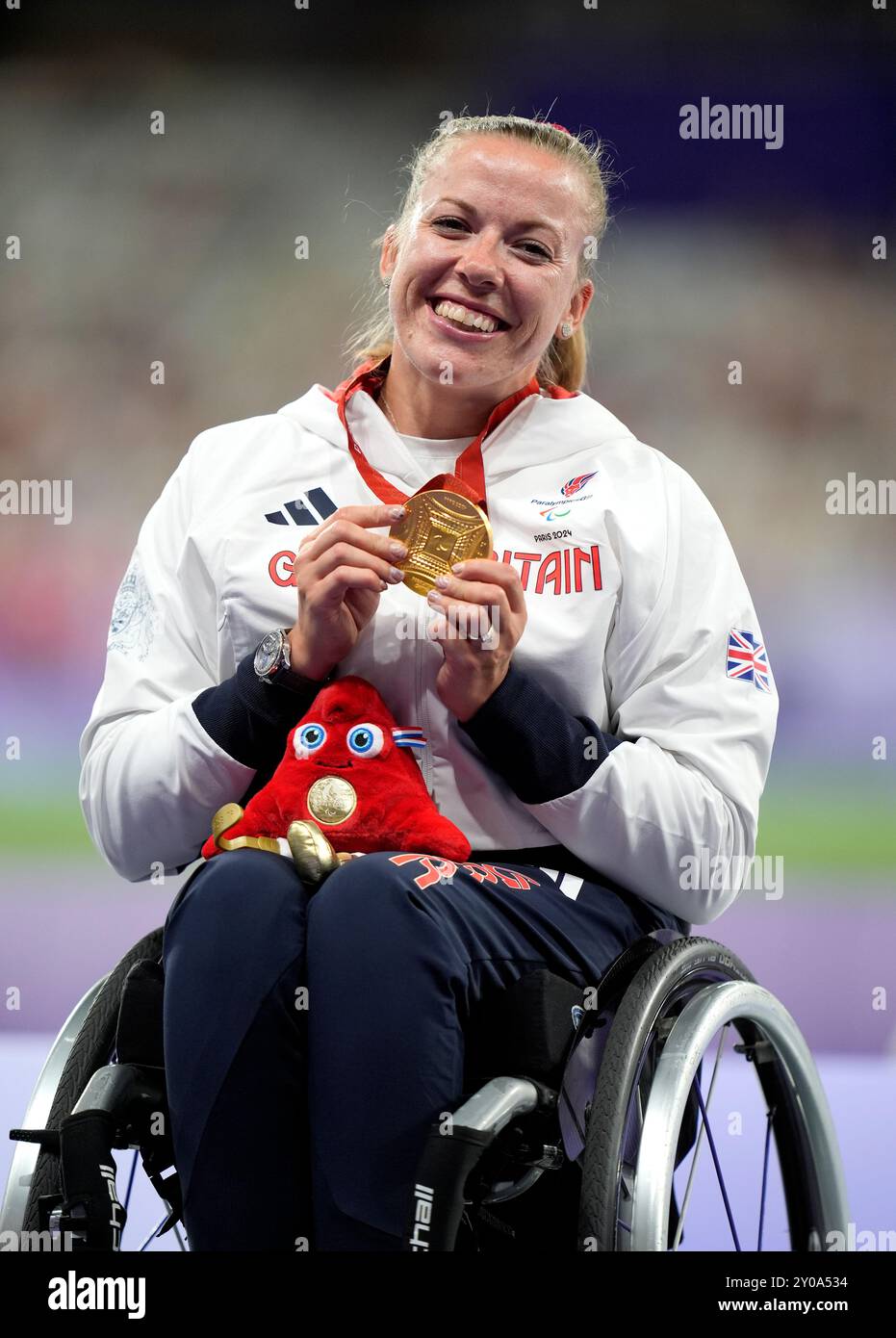Great Britain's Hannah Cockroft celebrates winning gold in the Women's ...
