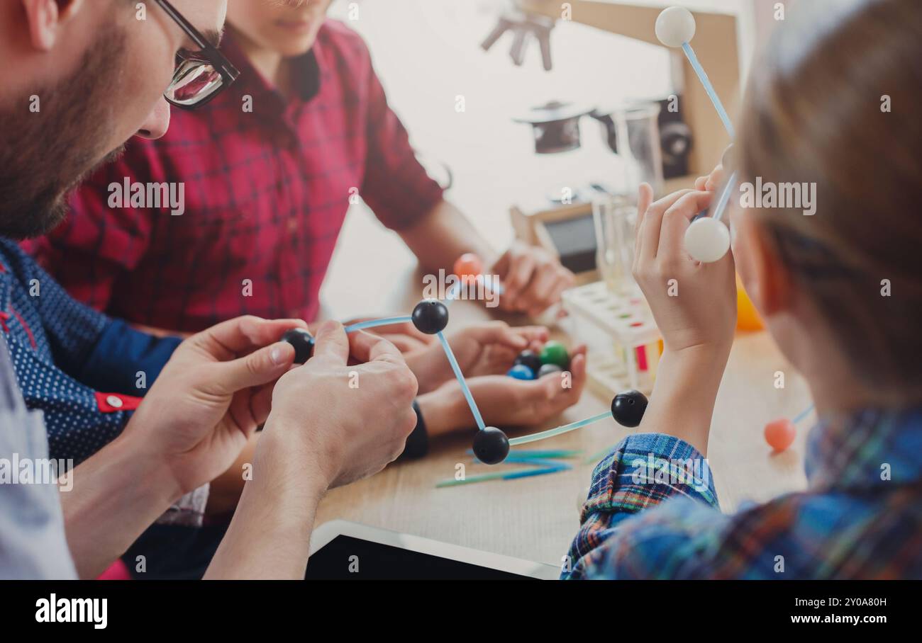 Stem education. Physical experiments at school Stock Photo - Alamy
