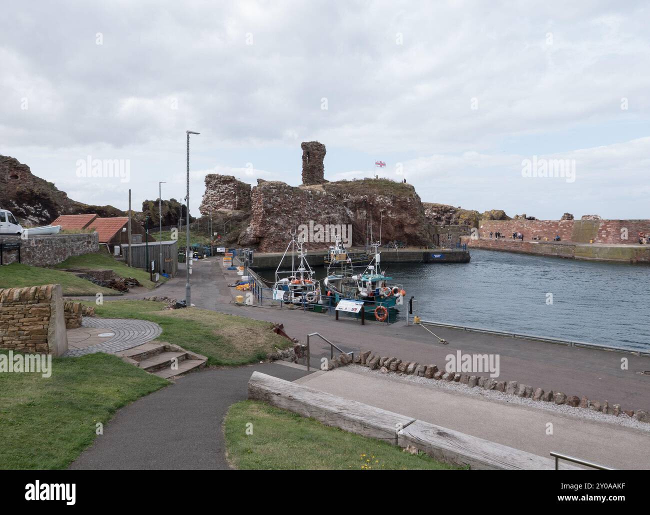 Dunbar harbour fishing boats quay hi-res stock photography and images ...