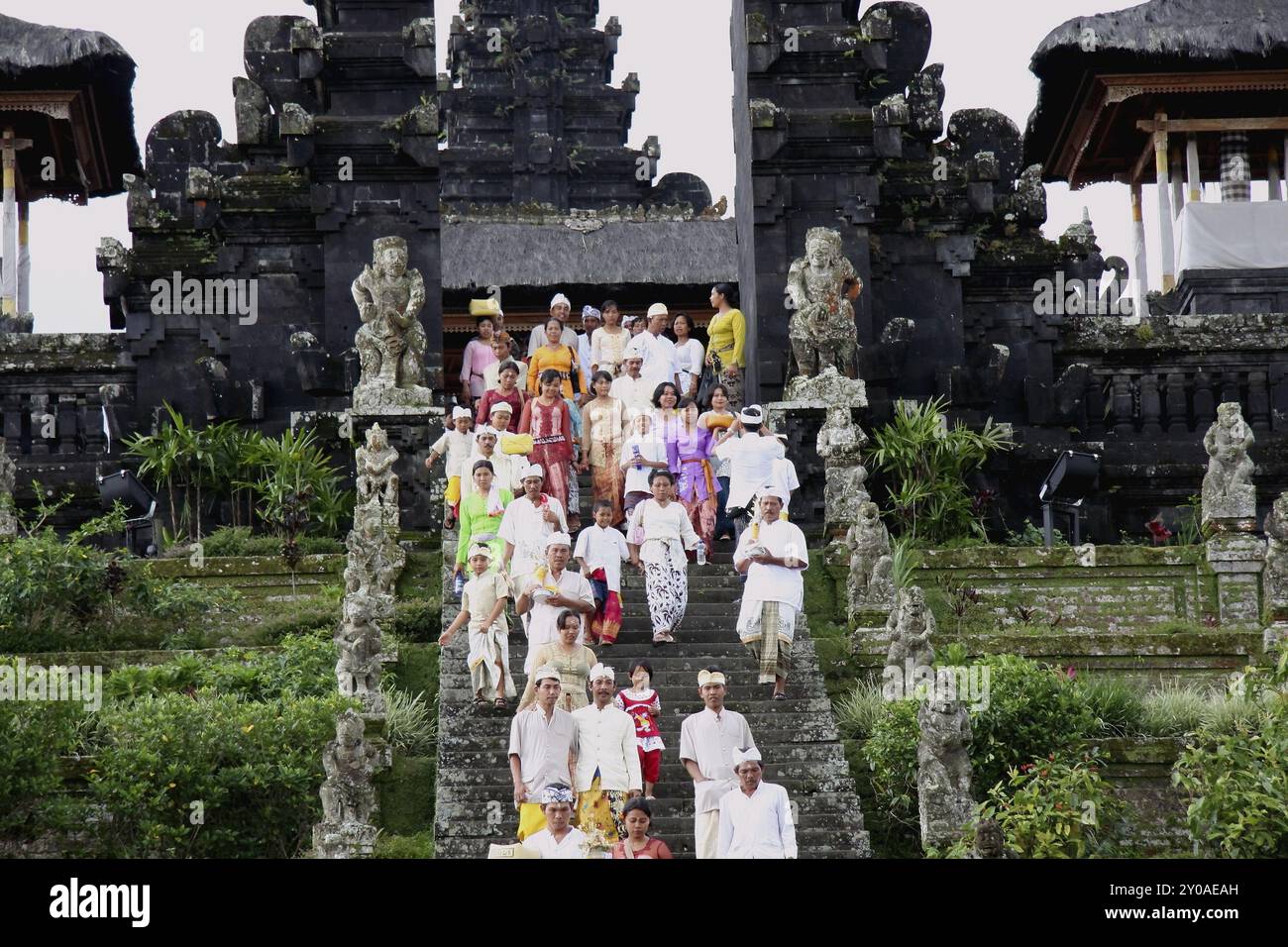 Hindus visiting the temple Besakih Bali Stock Photo - Alamy