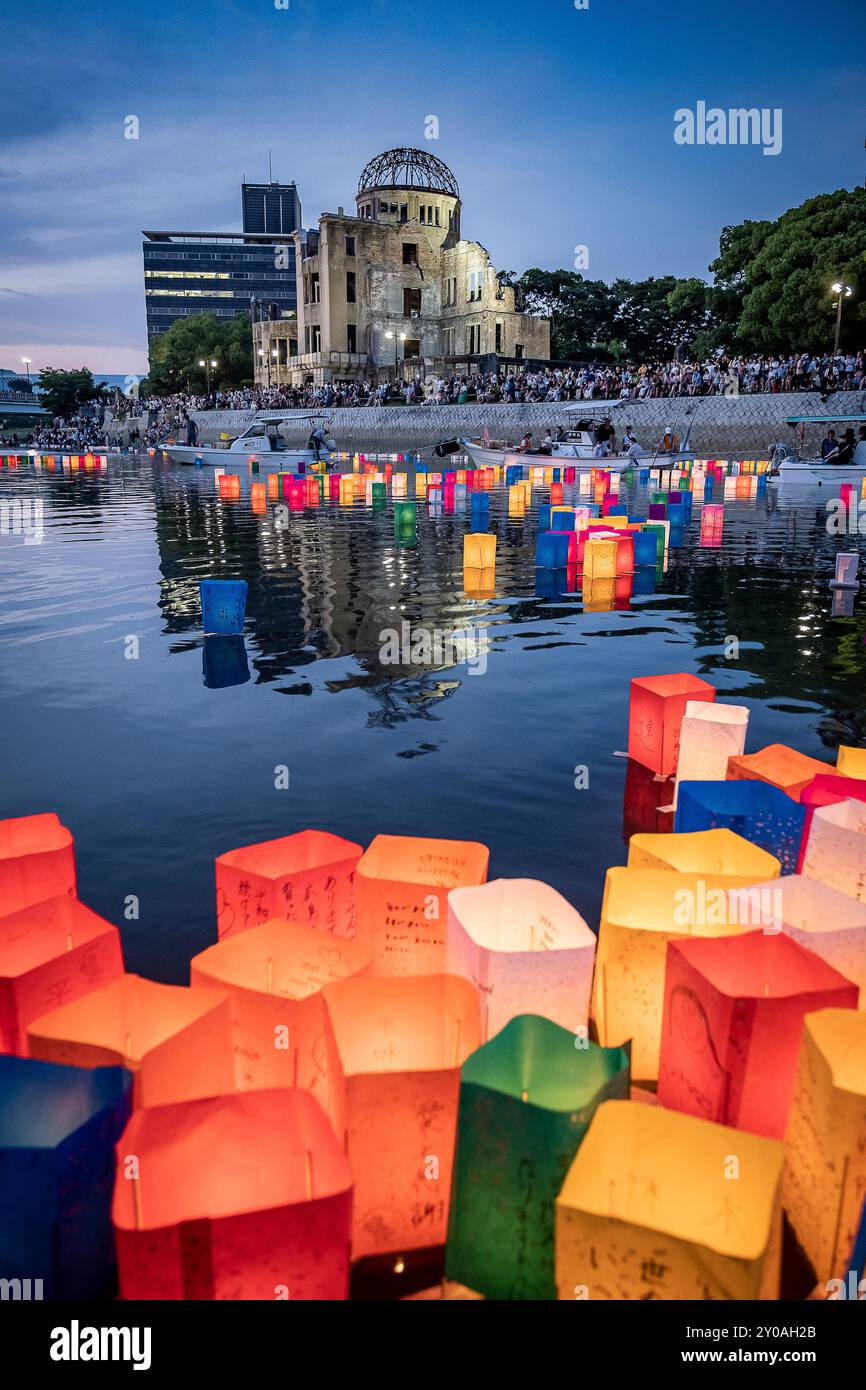 During tree lighting ceremony hi-res stock photography and images - Alamy