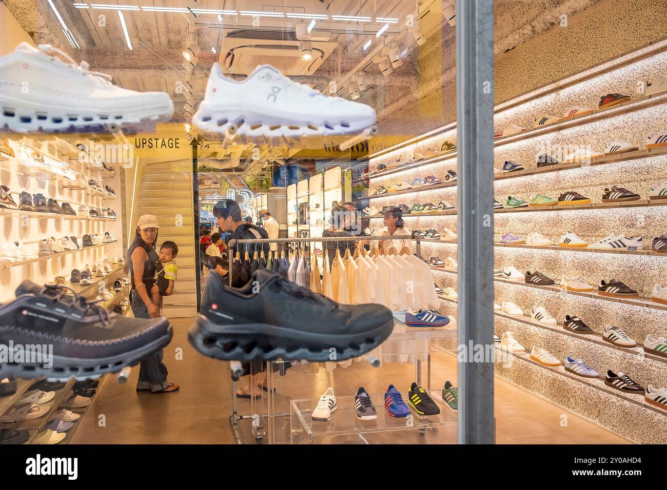 Billy´s Shoe Shop, in Hon dori street, shopping covered arcade ...