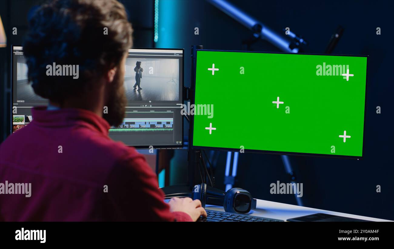 Video editor selects key frames to use in movie montage, using ...