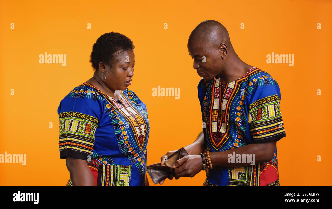 Couple yelling poor hi-res stock photography and images - Alamy