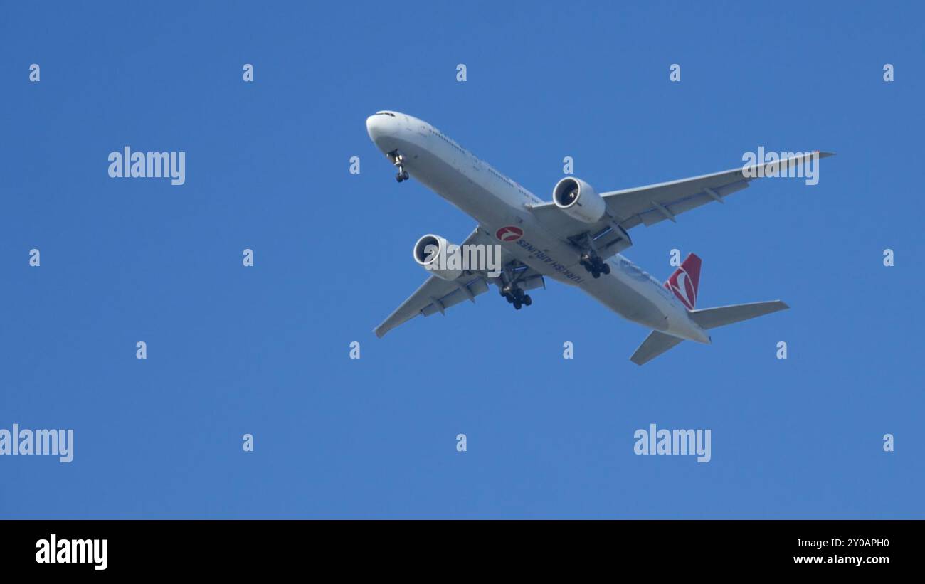 Airplane flying over stadium hi-res stock photography and images - Alamy