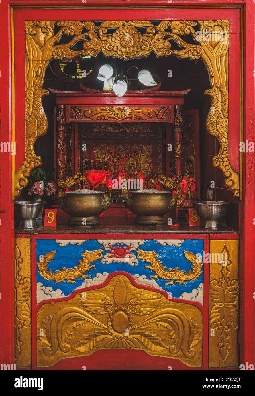 Chinese altar hi-res stock photography and images - Alamy