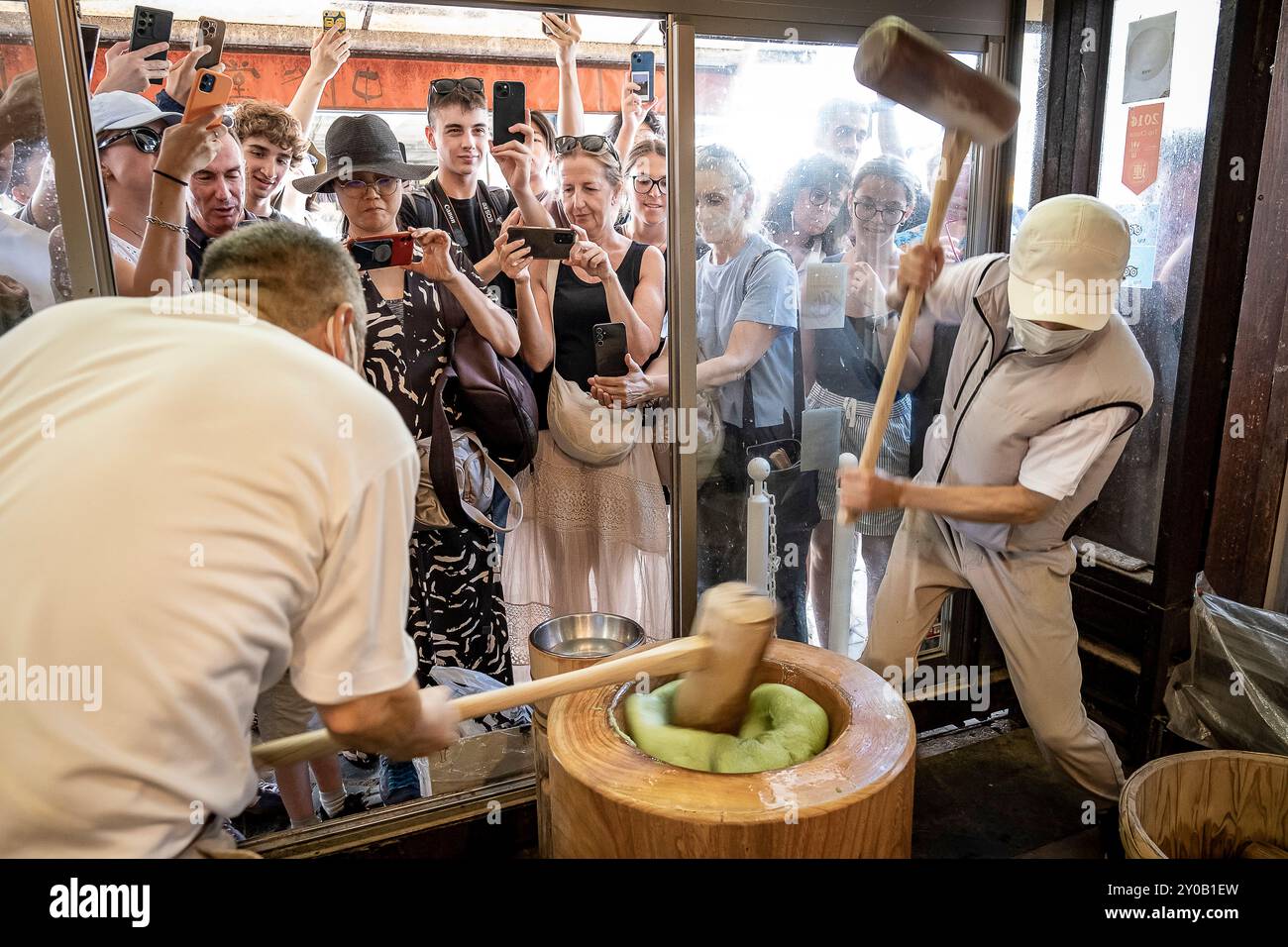 Making the traditional Daifuku in Nakatanidou shop, made of soft rice ...