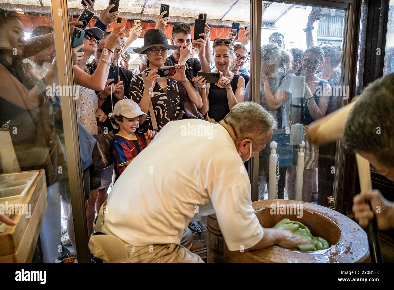 Making the traditional Daifuku in Nakatanidou shop, made of soft rice ...