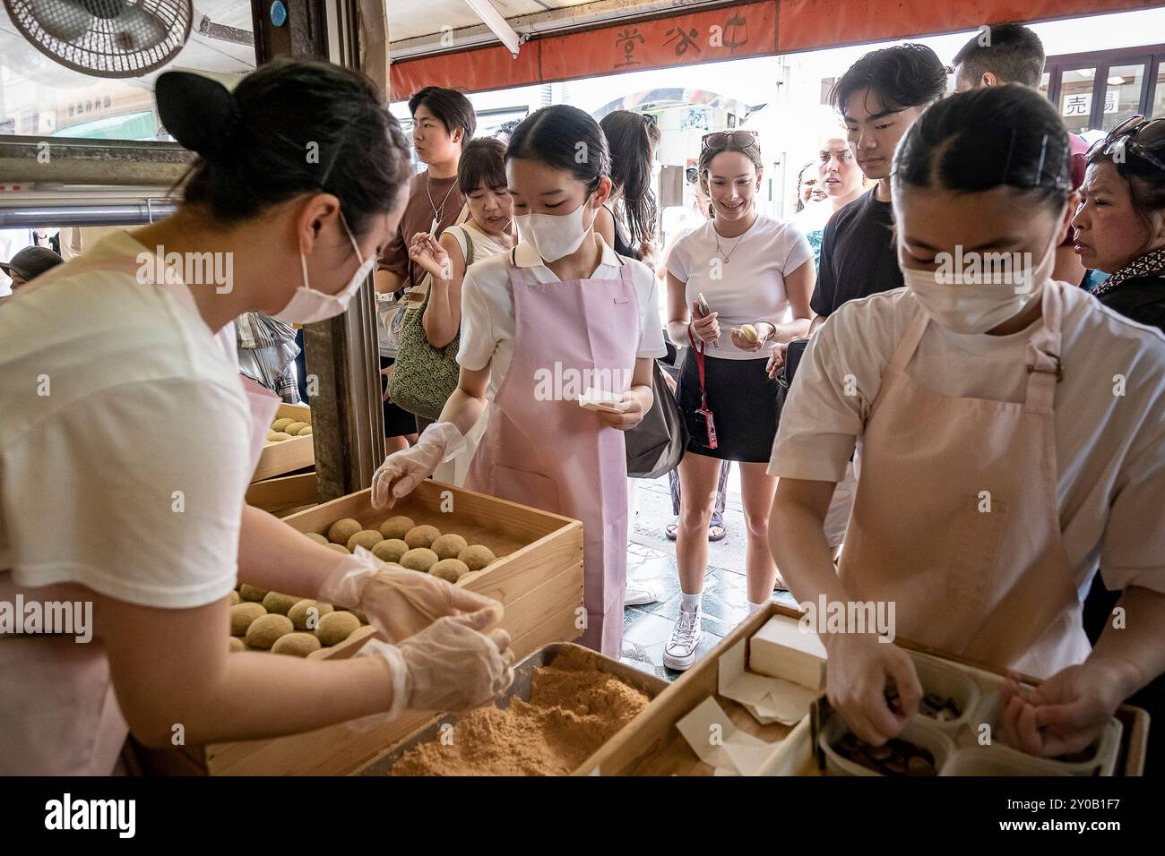 Selling the traditional Daifuku in Nakatanidou shop, made of soft rice ...