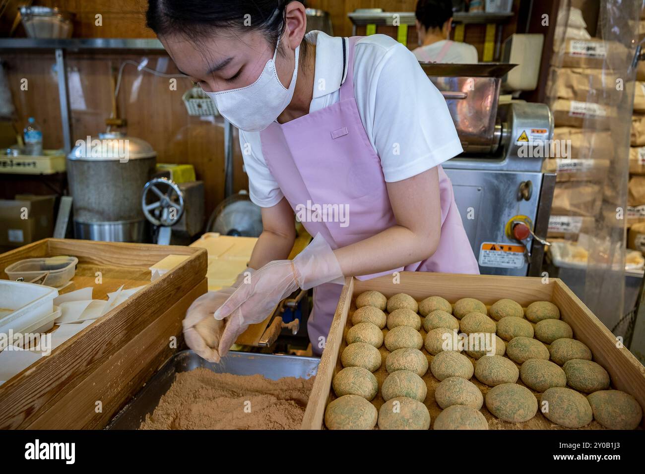 Making the traditional Daifuku in Nakatanidou shop, made of soft rice ...